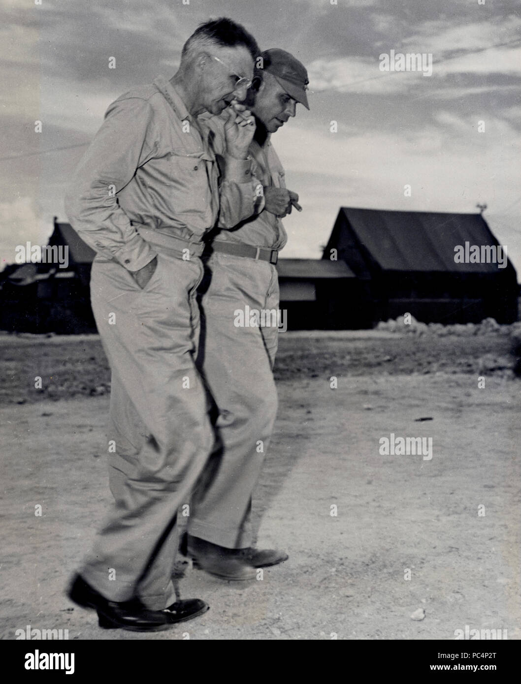 Gen Joseph Stillwell, Kommandant der Zehnte Armee auf Okinawa und ...