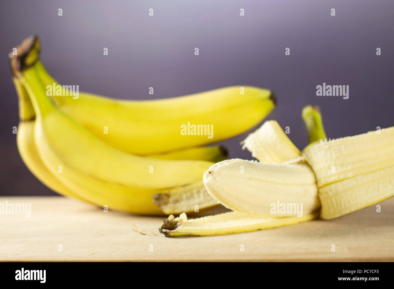 Menge ganze Frische gelbe Banane ein Cluster und geöffnet wie ein ...