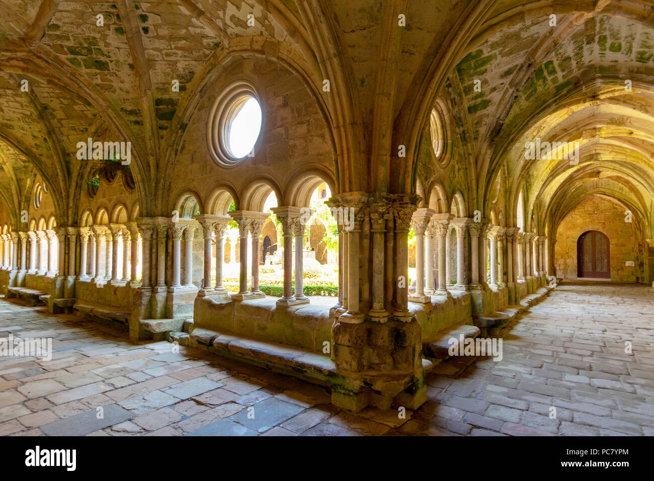 Rundbogen arkaden -Fotos und -Bildmaterial in hoher Auflösung – Alamy