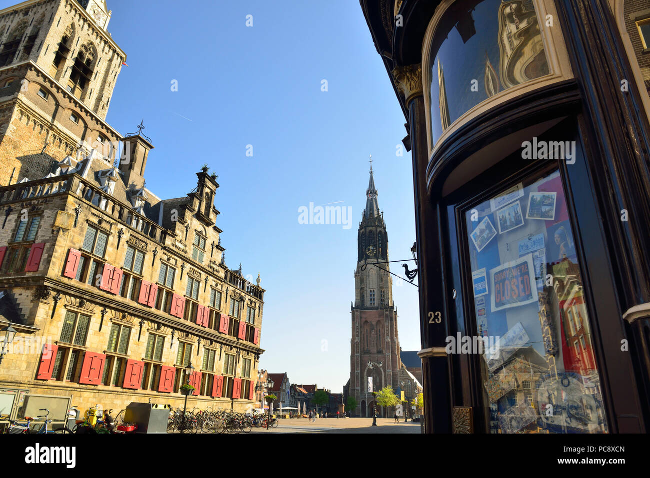 Delft Rathaus (stadhuis) und die neue Kirche (Nieuwe Kerk) auf dem ...