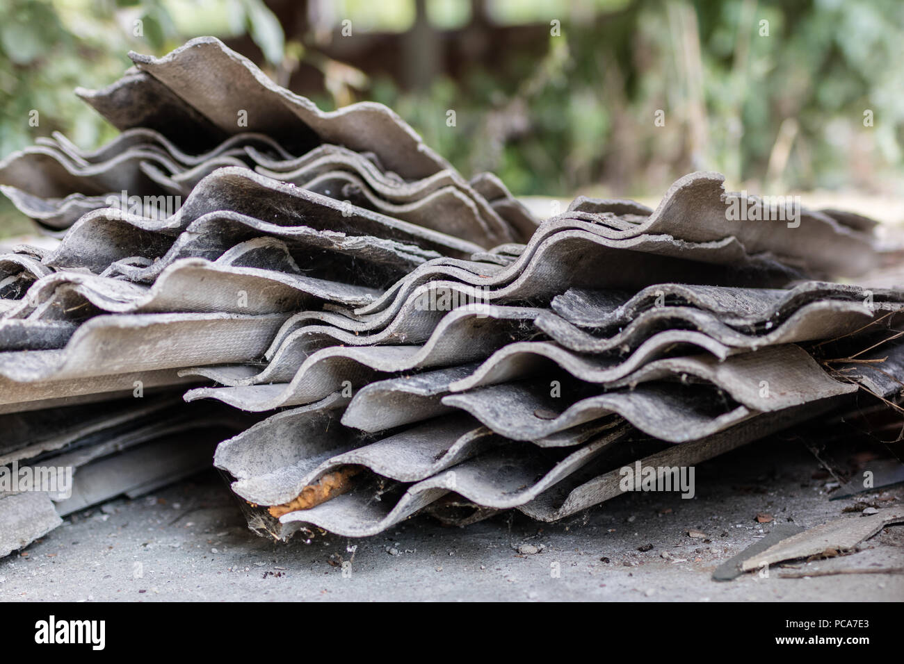 Eternit old roof asbestos roofing -Fotos und -Bildmaterial in hoher ...