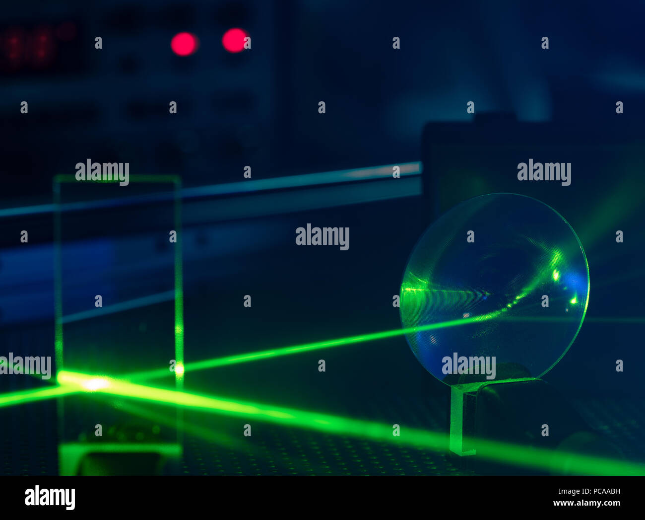 Green laser beam -Fotos und -Bildmaterial in hoher Auflösung - Seite 4 ...