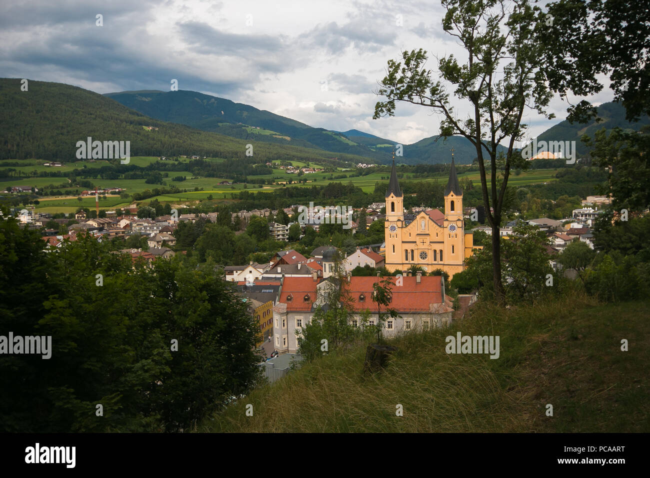 Brunico castle -Fotos und -Bildmaterial in hoher Auflösung – Alamy