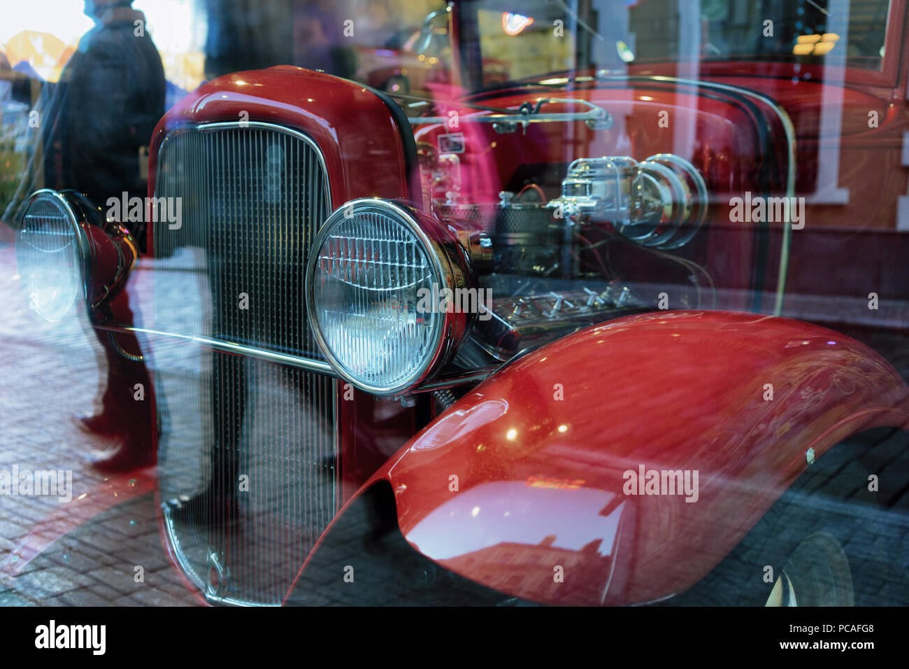 Vintage rotes Auto mit großen runden Scheinwerfer und die Reflexion im ...