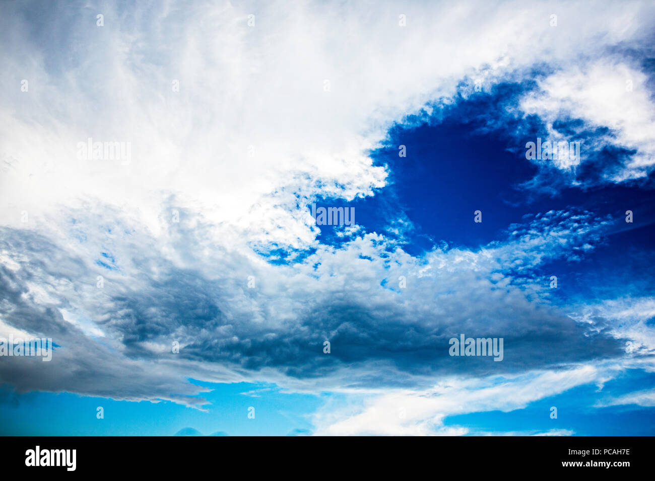 Cielo azul sol dia soleado -Fotos und -Bildmaterial in hoher Auflösung – Alamy
