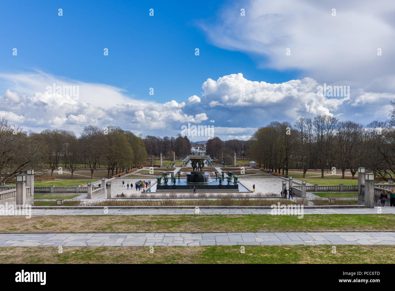 Touristen die berühmten Vigeland Park in Oslo besuchen, der Park ist ...