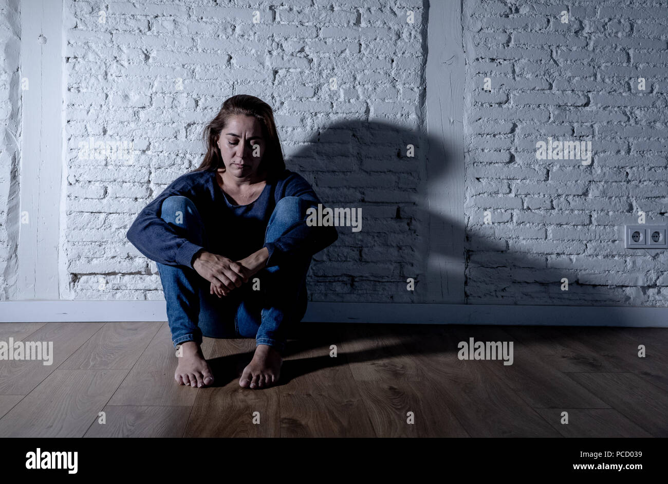 Junge verwüstet gedrückt Frau weinen traurige Gefühl verletzt leiden ...