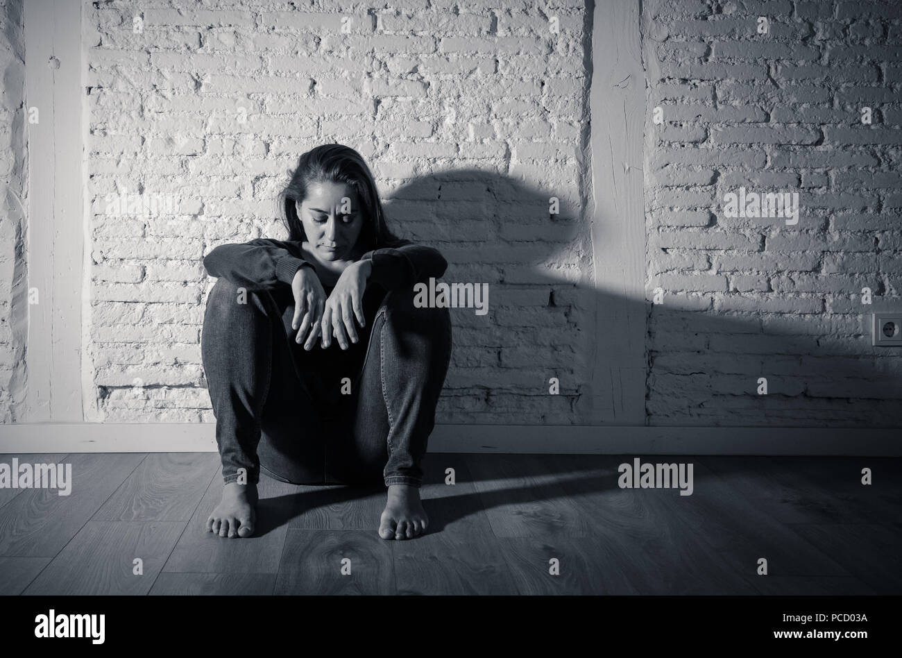 Junge verwüstet gedrückt Frau weinen traurige Gefühl verletzt leiden ...