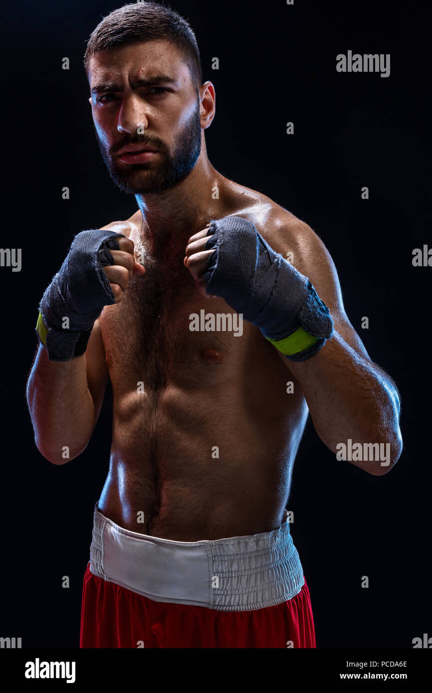 Boxing Man bereit zu kämpfen. Boxer mit starken Hände und geballten ...