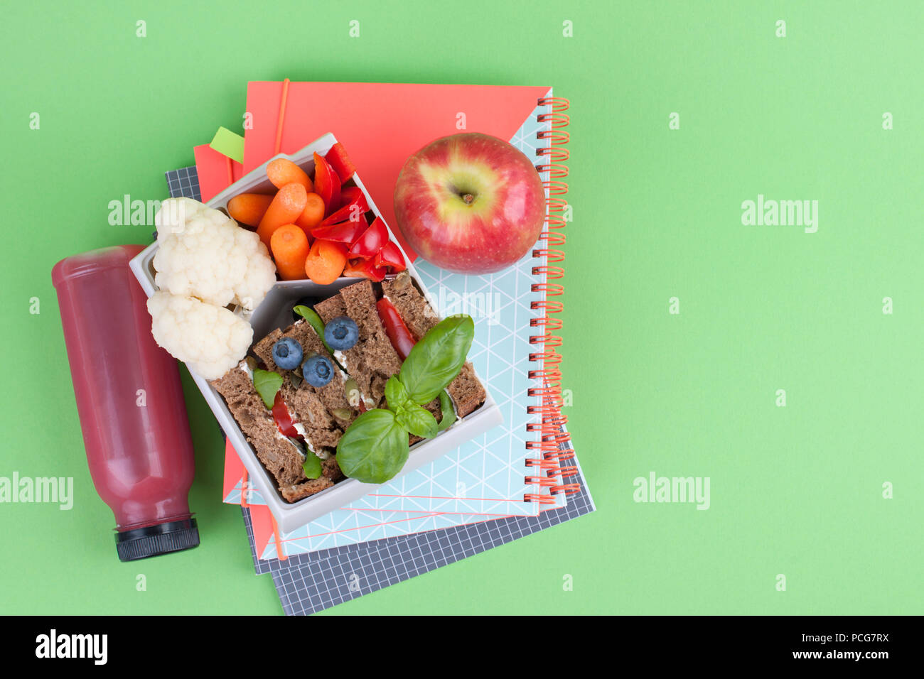 Schulessen im Container. Sandwich mit Käse und Gemüse, Obst und ...