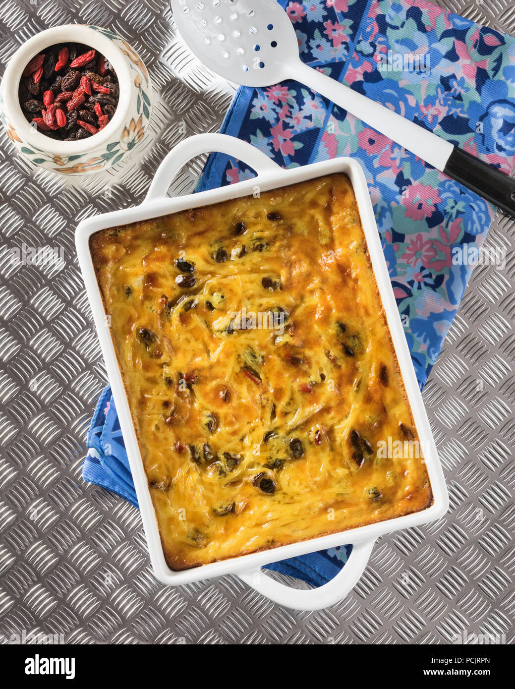 Lokshen kugel -Fotos und -Bildmaterial in hoher Auflösung – Alamy