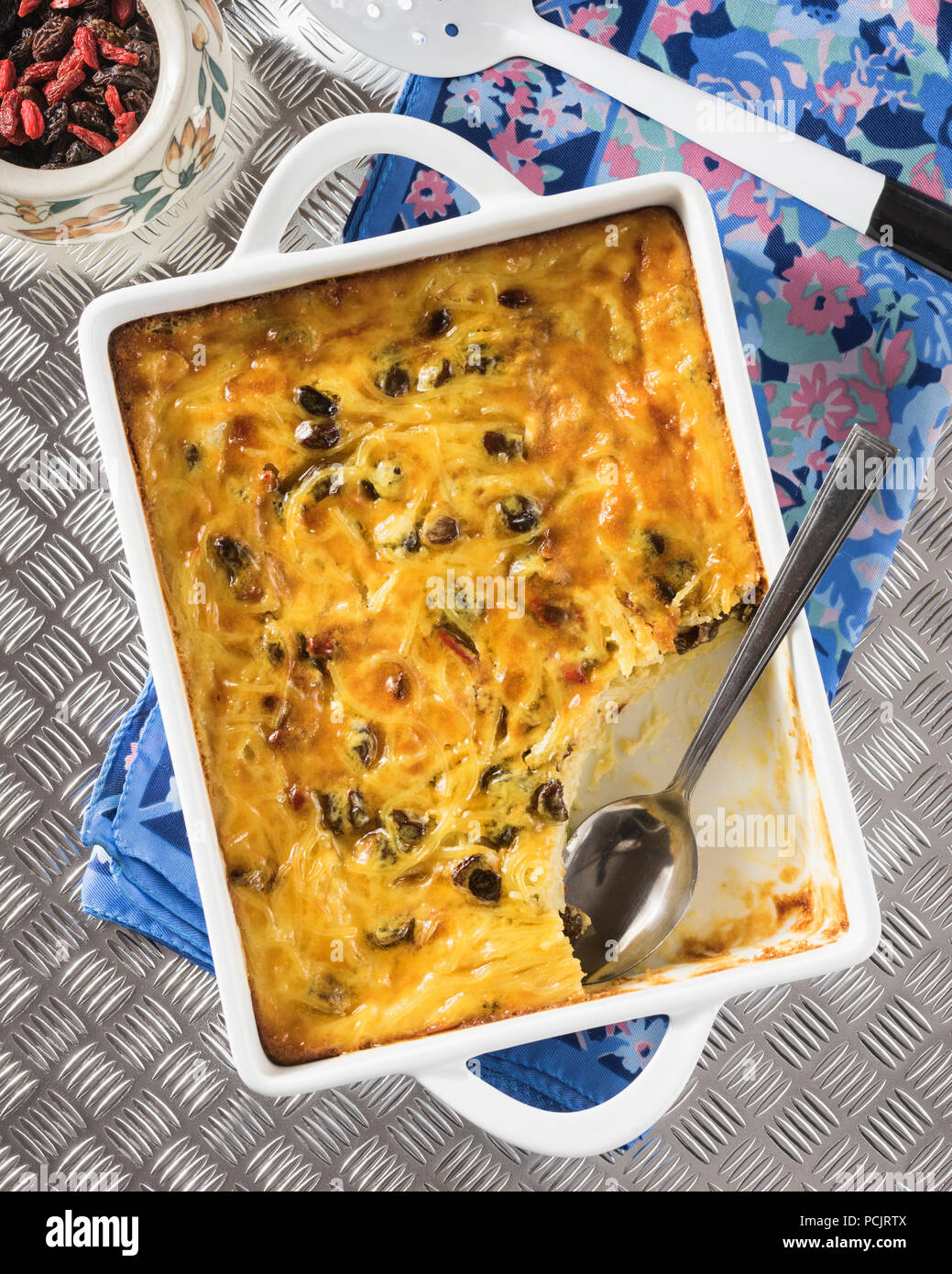 Lokshen kugel -Fotos und -Bildmaterial in hoher Auflösung – Alamy