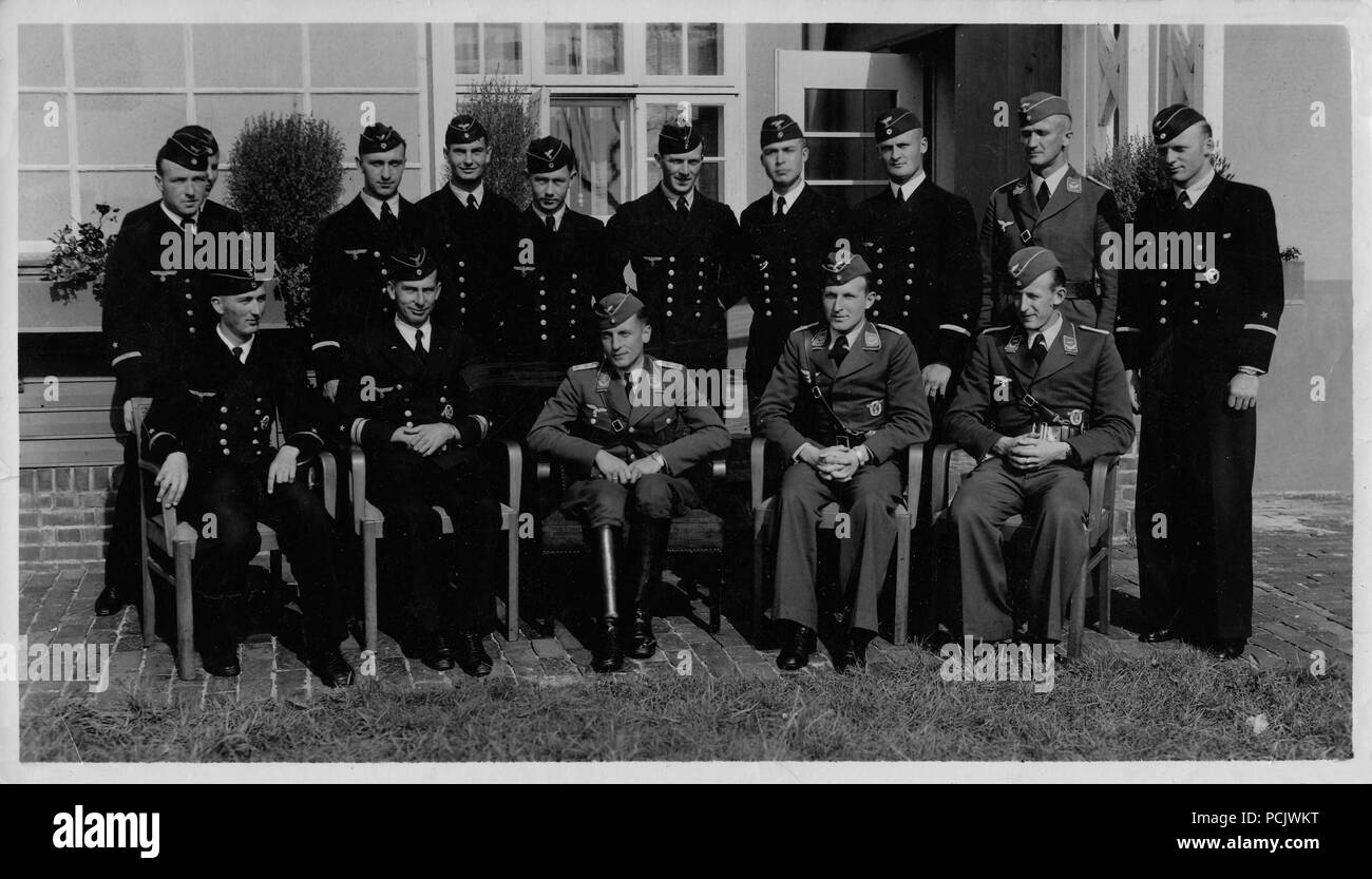 Bild aus dem Fotoalbum von Oberleutnant Wilhelm Gaul: Willi Gaul (ganz ...