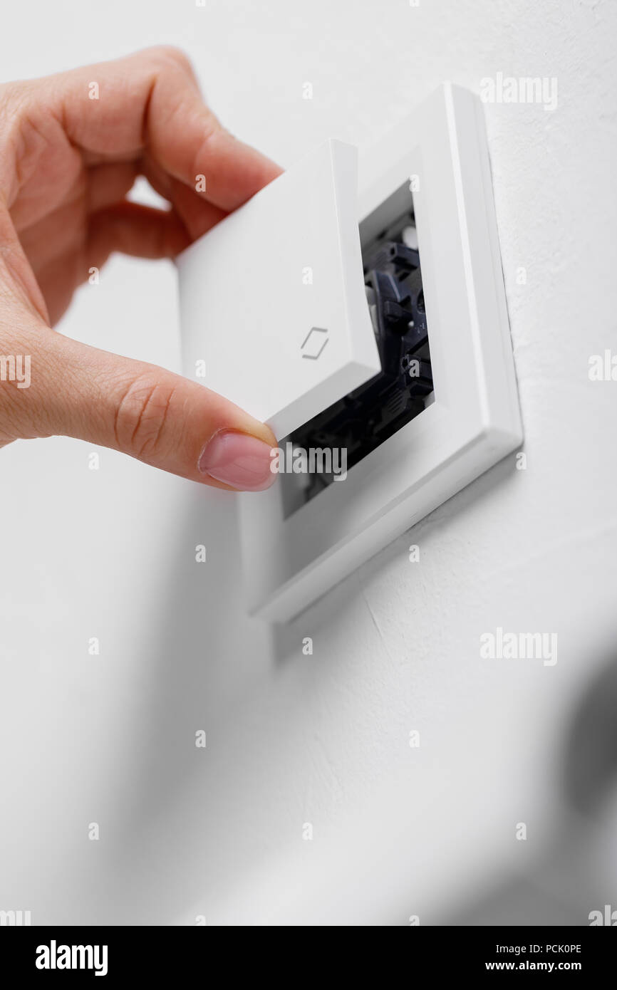 Lichtschalter installieren -Fotos und -Bildmaterial in hoher Auflösung ...