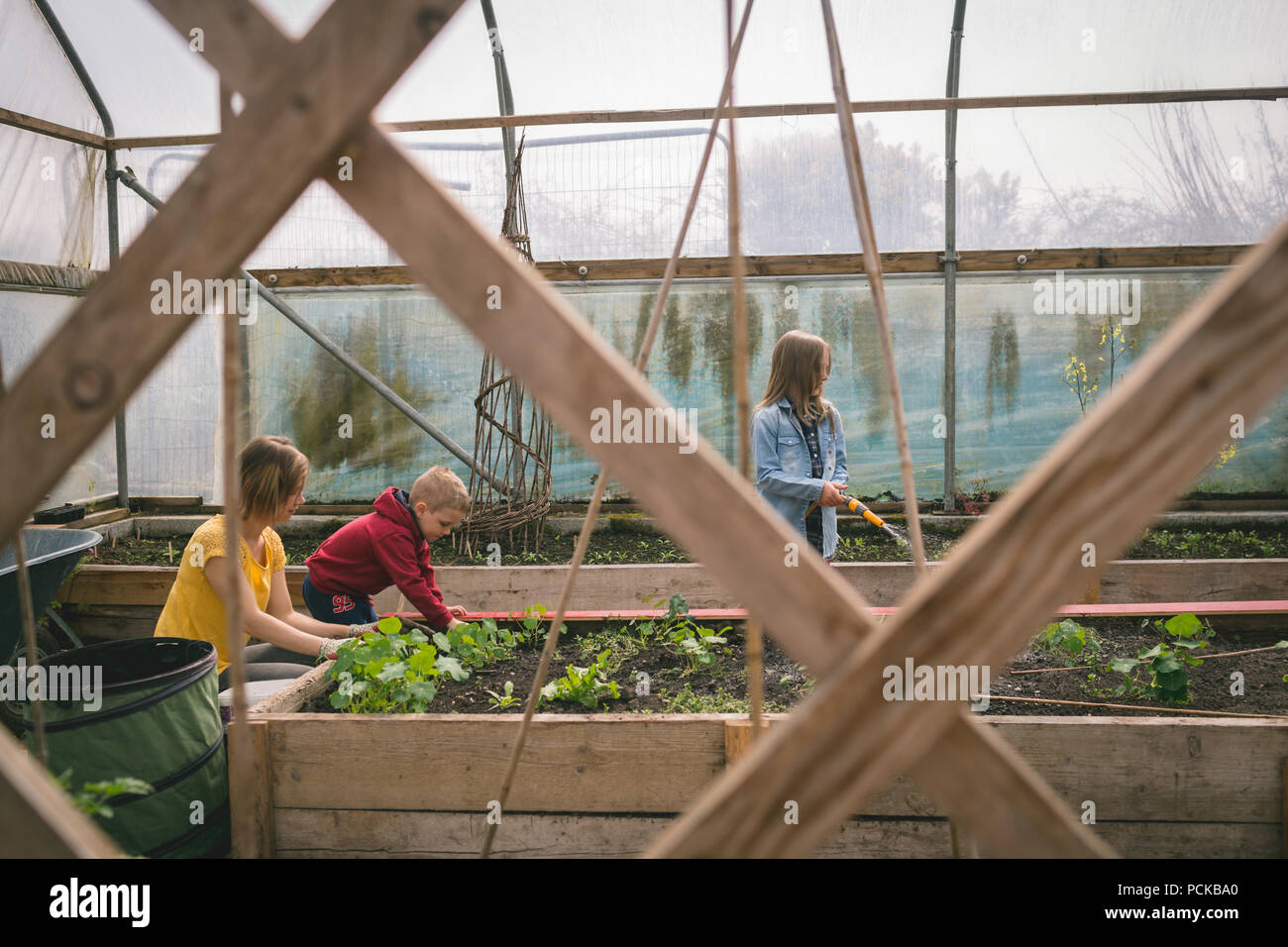 Kinder Helfen Im Garten Stockfotos und -bilder Kaufen - Alamy