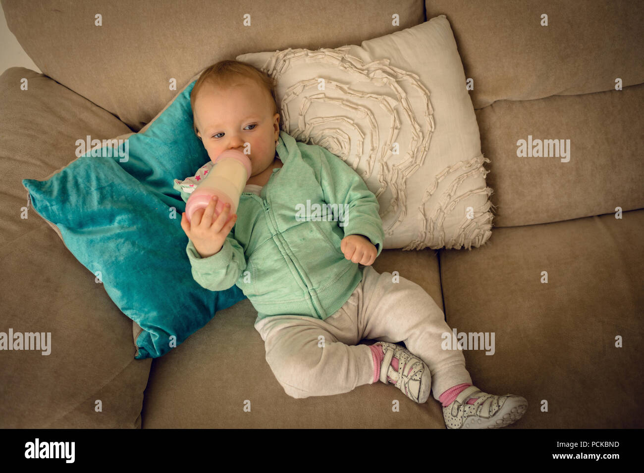 Mädchen aus dem haus -Fotos und -Bildmaterial in hoher Auflösung – Alamy