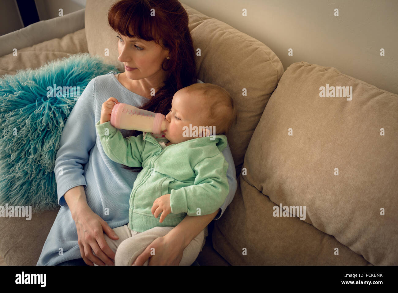 Kaukasisches baby trinkt milch -Fotos und -Bildmaterial in hoher ...