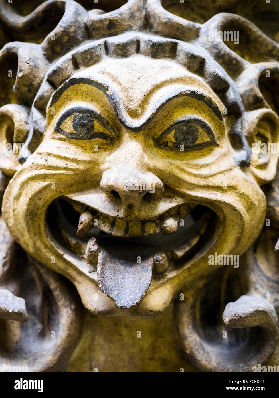 Gorgon mask -Fotos und -Bildmaterial in hoher Auflösung – Alamy