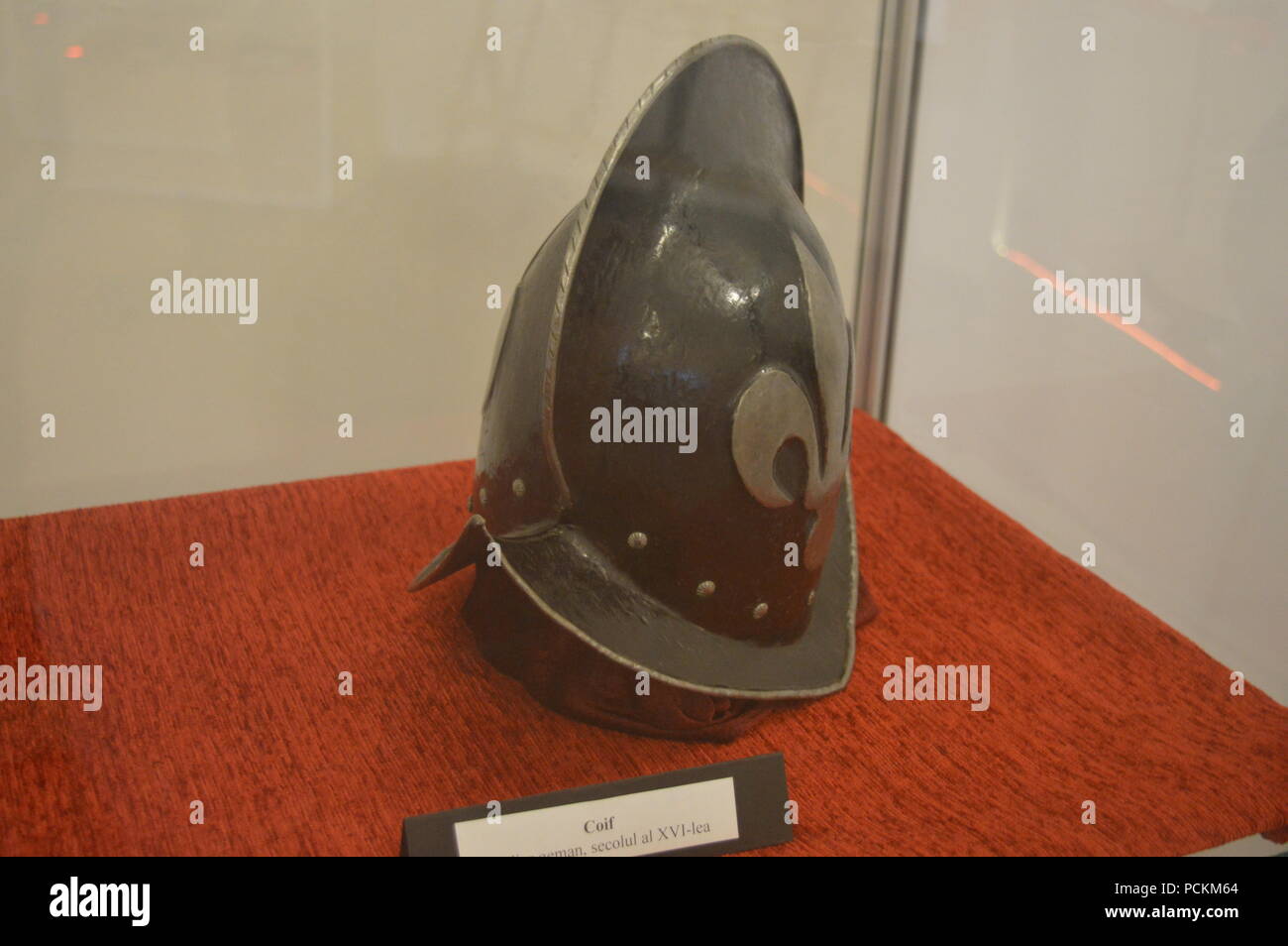 Roman helmet museum -Fotos und -Bildmaterial in hoher Auflösung - Seite ...