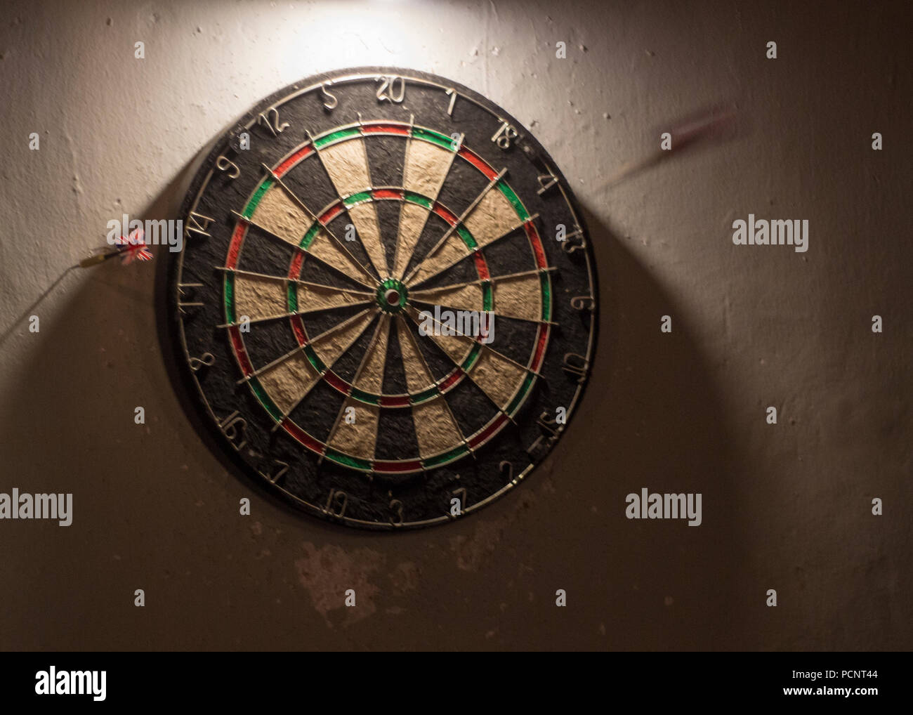 180 dart board -Fotos und -Bildmaterial in hoher Auflösung – Alamy