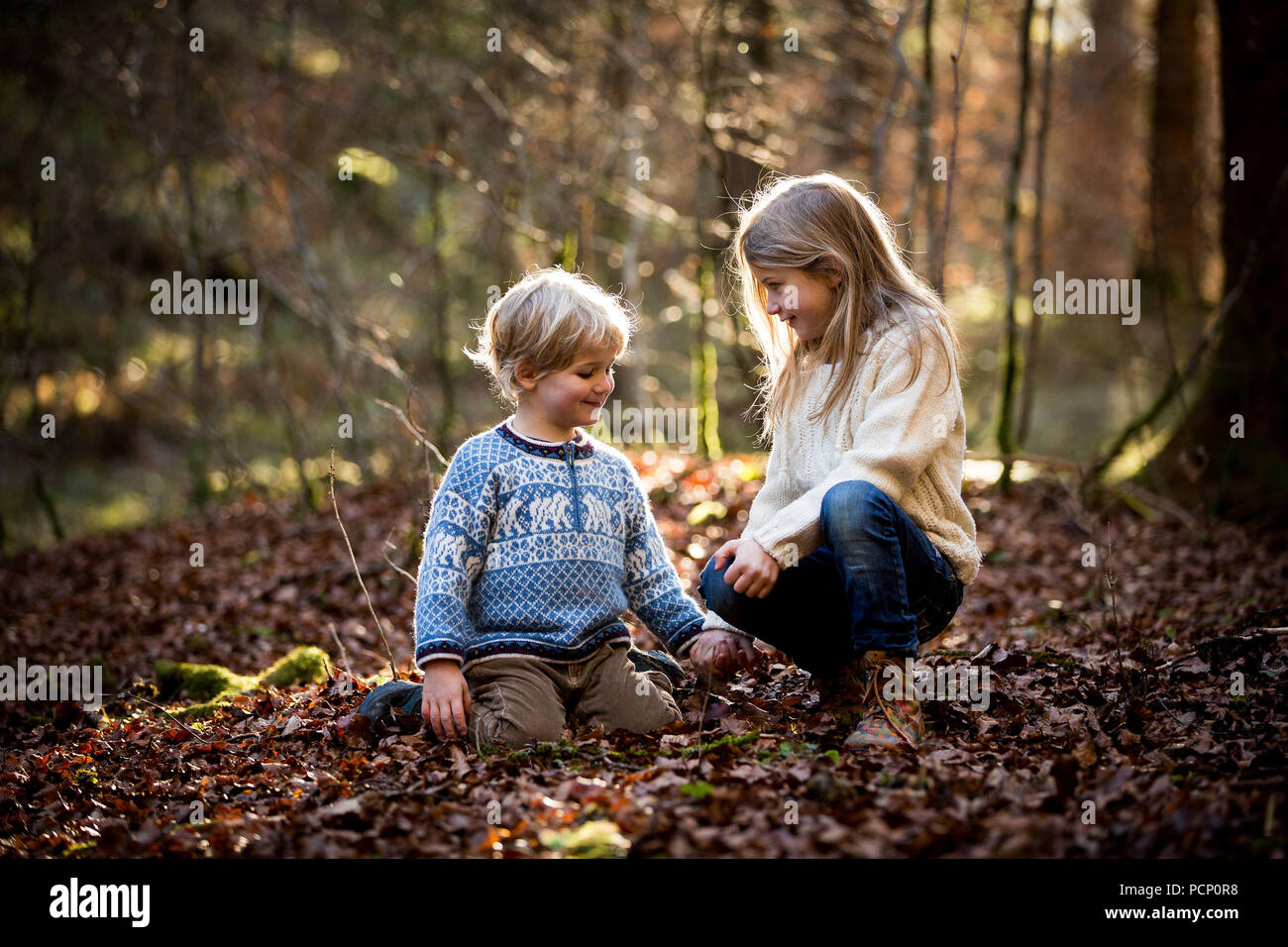 Ein Junge und ein Mädchen spielen in den Wald Stockfotografie - Alamy