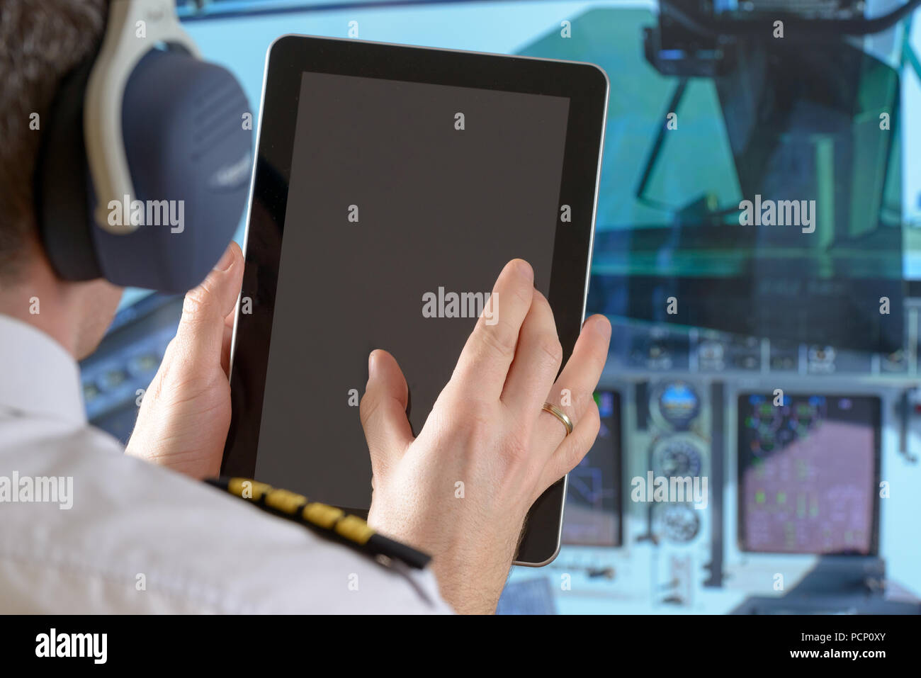 Airline Pilot Uniform tragen mit epauletes mit Tablette im Flugzeug ...