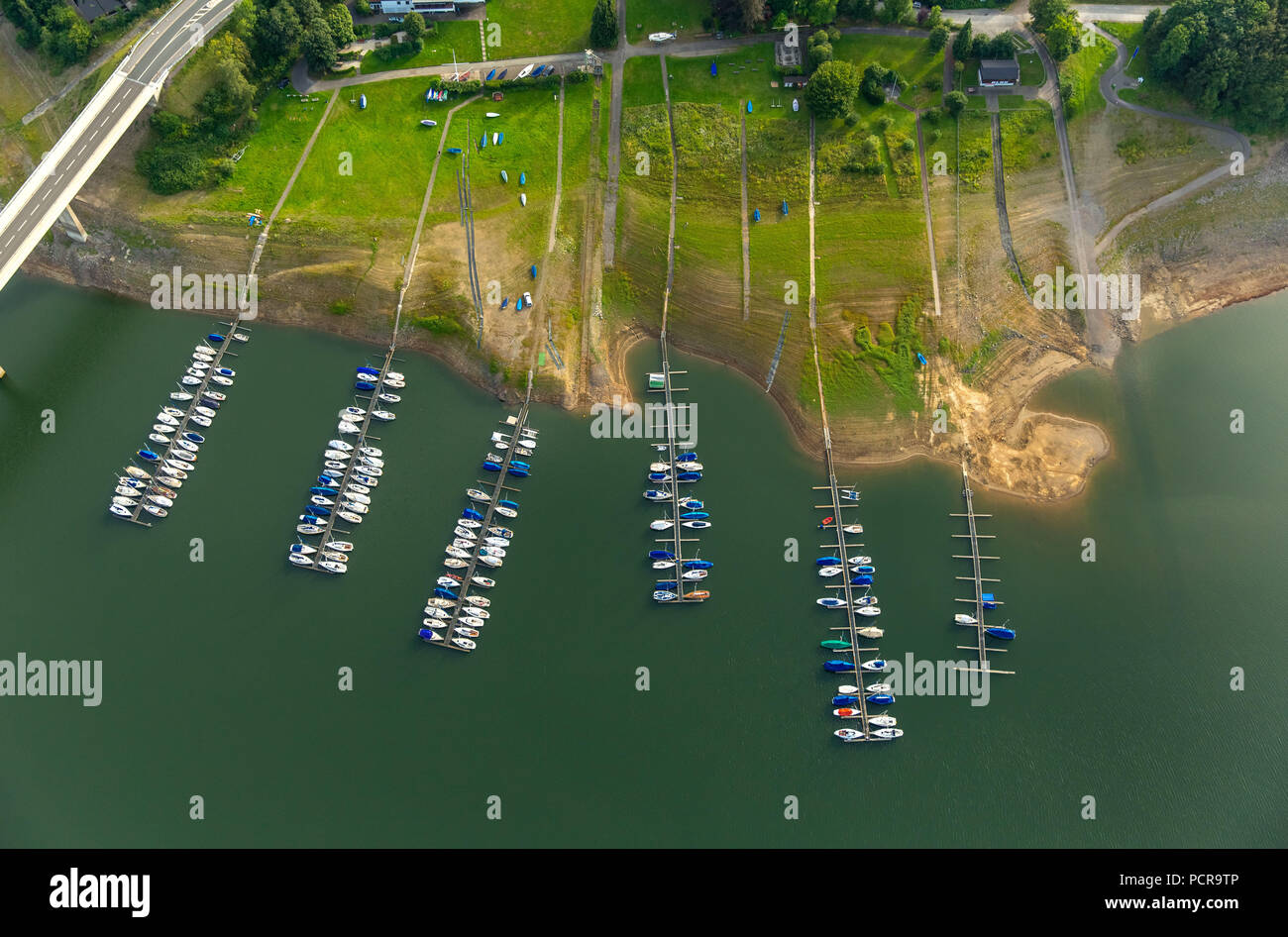 Steg bei Ebbe, abgesenkten Wasserstand in der Bigge Behälter die ...