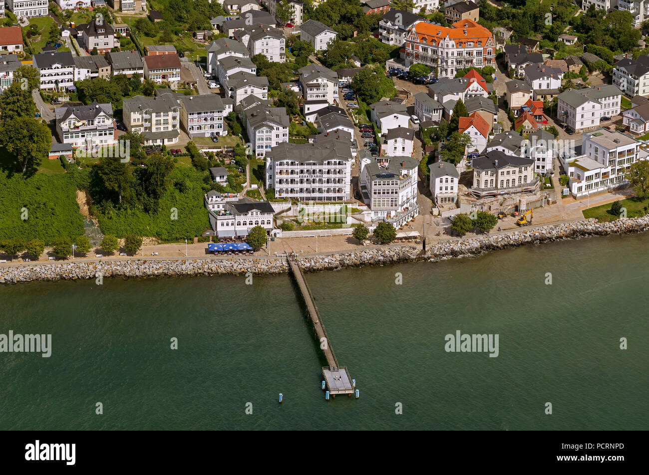 Luftaufnahme, Sassnitz mit Hafeneinfahrt und Pier, Sassnitz, Rügen ...