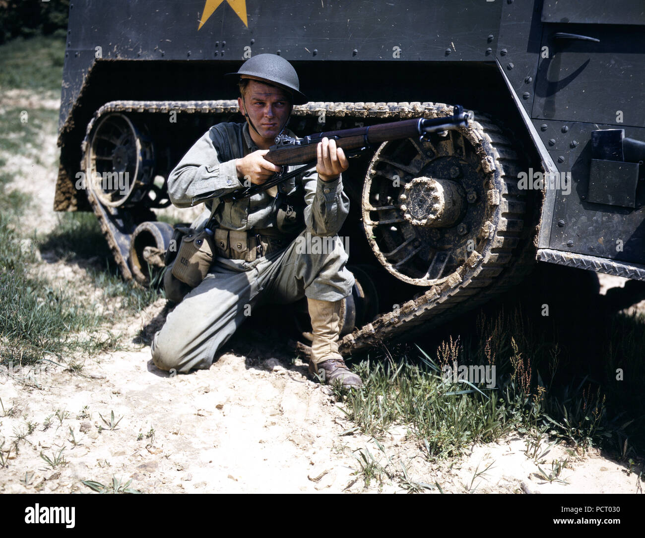 Ein junger Soldat der Panzertruppen hält und Sehenswürdigkeiten seine ...