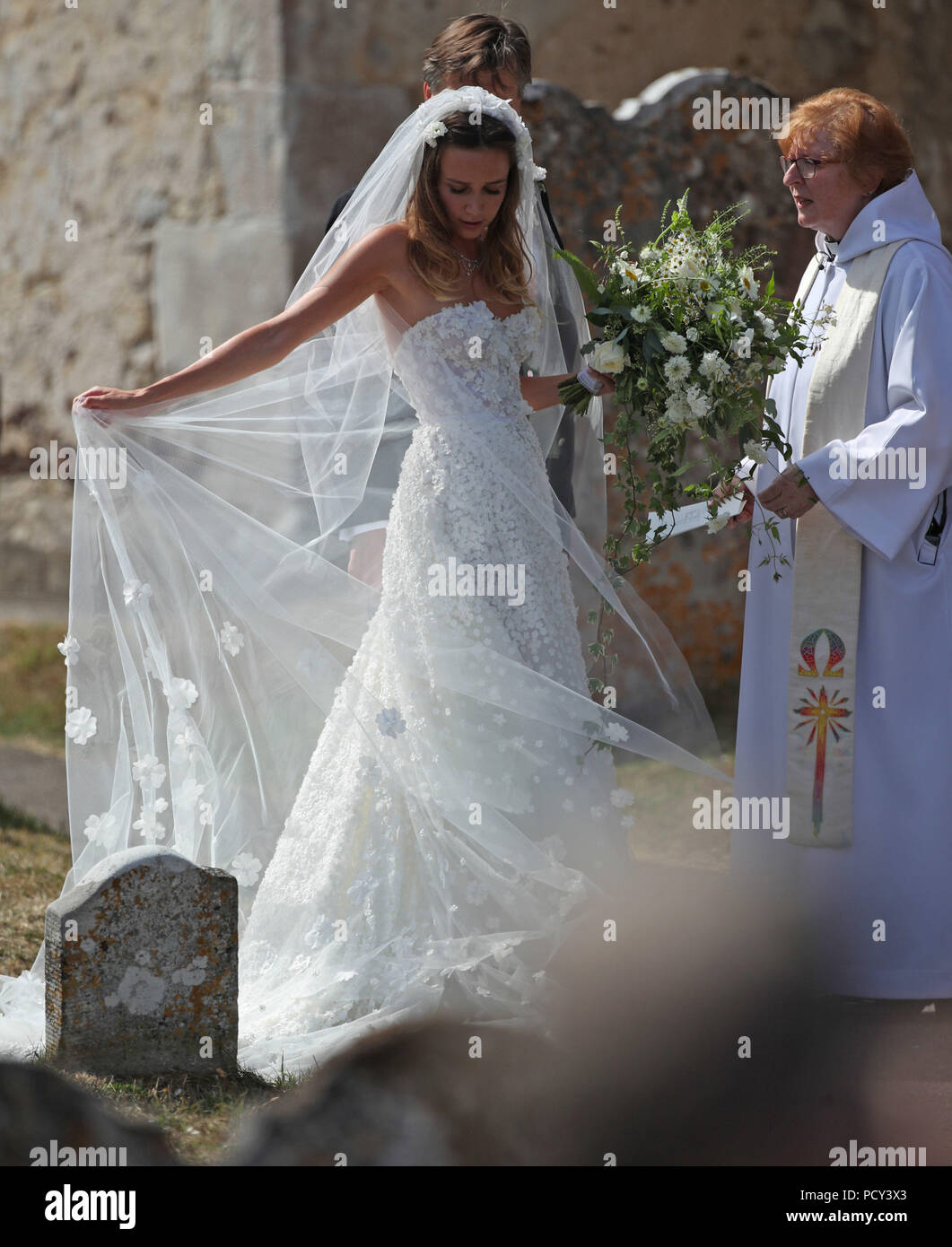 Daisy Jenks kommt für ihre Hochzeit an Charlie van Straubenzee in St ...