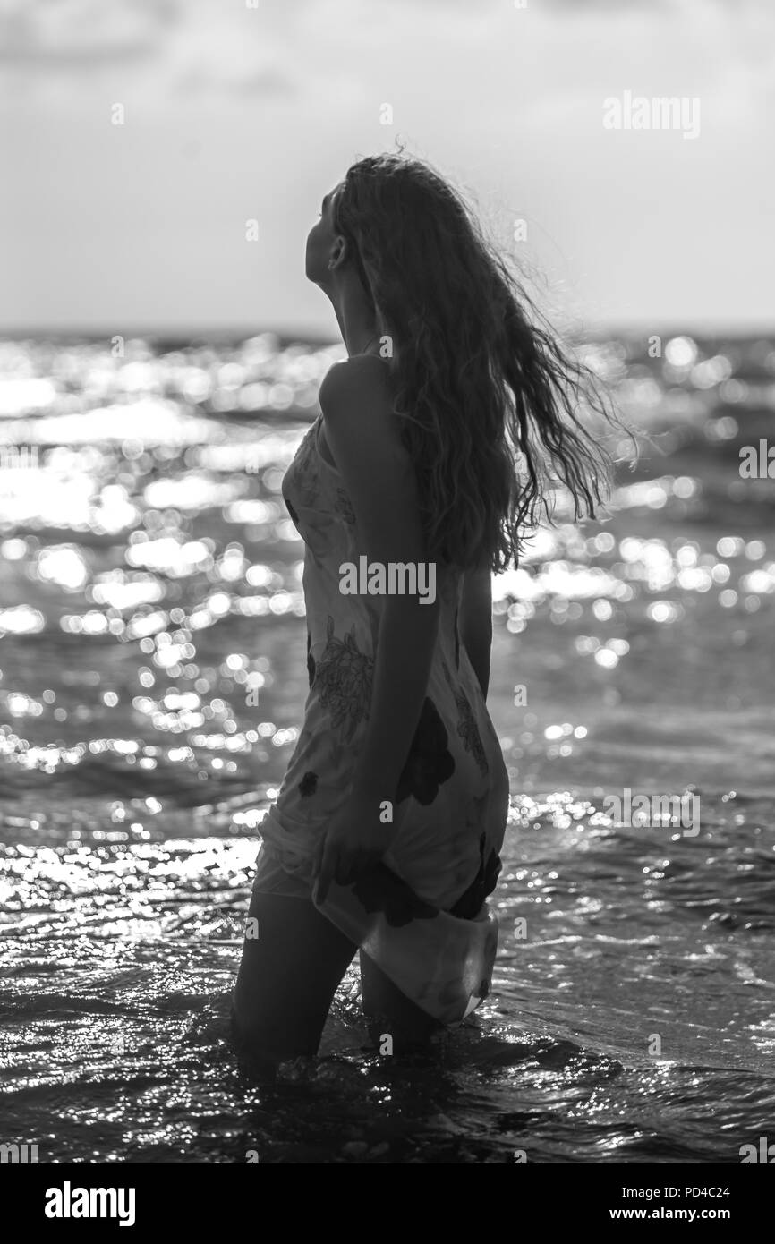 Mädchen Im Bikini Strand Schwarzweiß Stockfotos Und Bilder Alamy