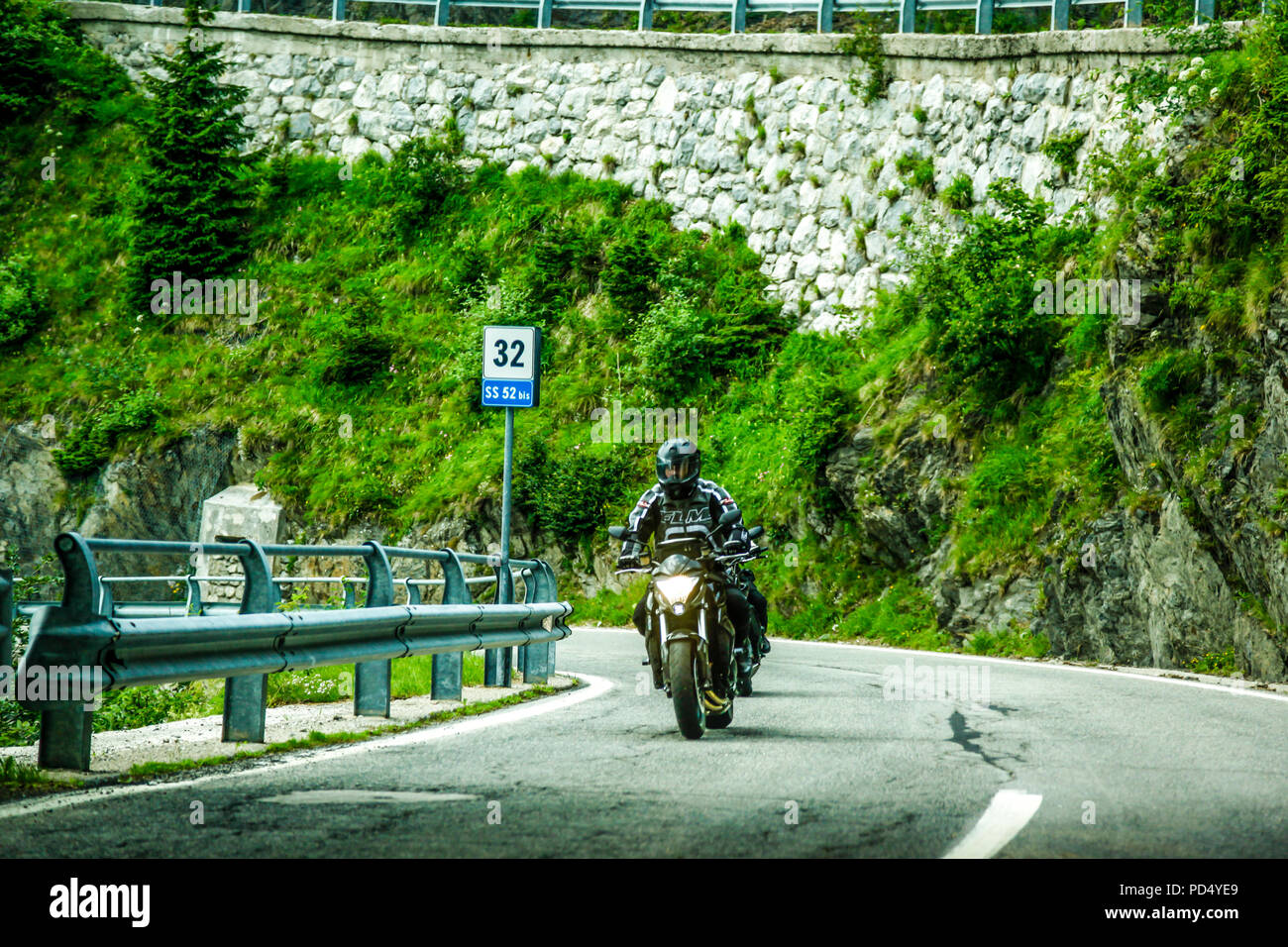 Young woman riding motorcycle through -Fotos und -Bildmaterial in hoher ...