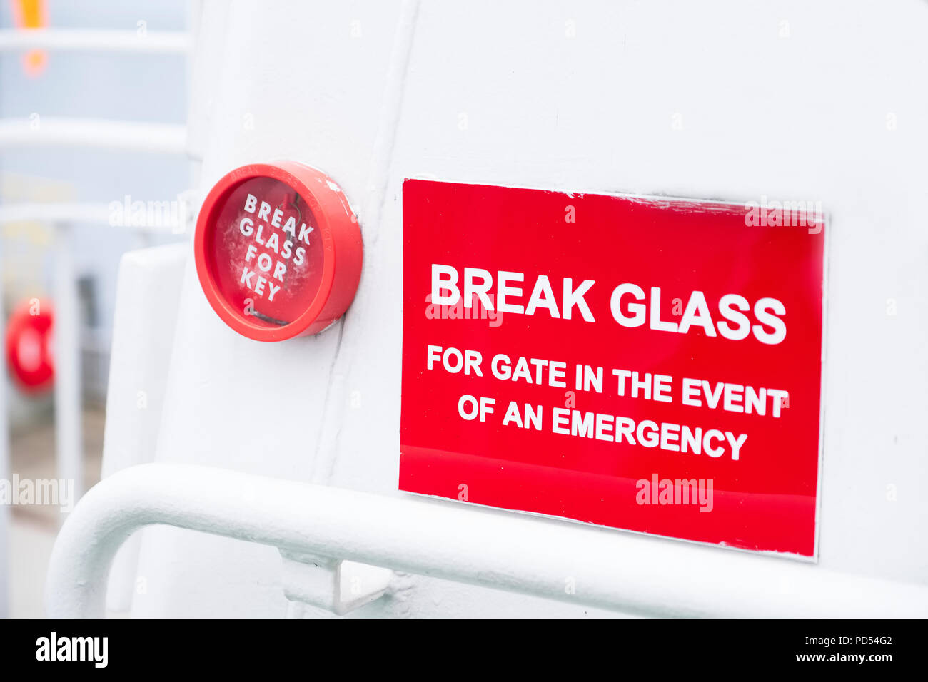 Break Glass Not rote Zeichen container weißer Hintergrund ...