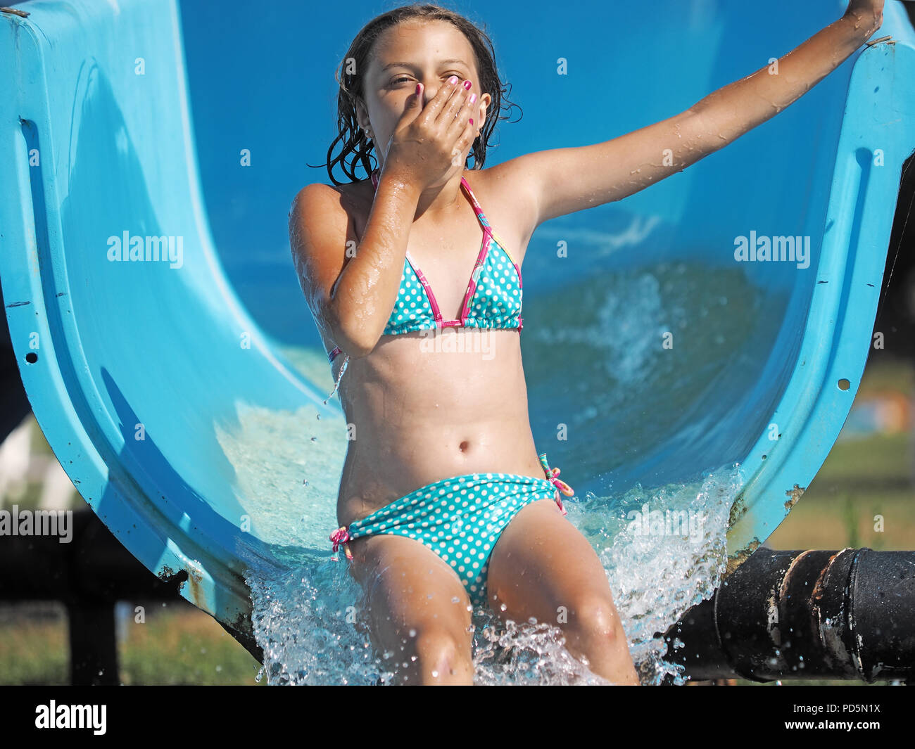 Kind schwimmen -Fotos und -Bildmaterial in hoher Auflösung – Alamy