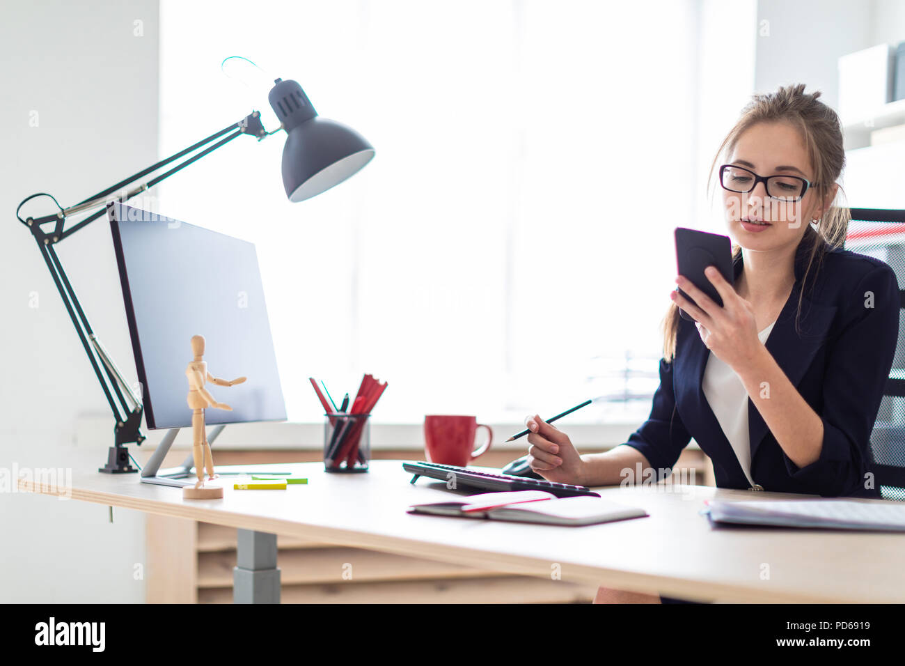 Mädchen Mit Handy Stockfotos und -bilder Kaufen - Alamy