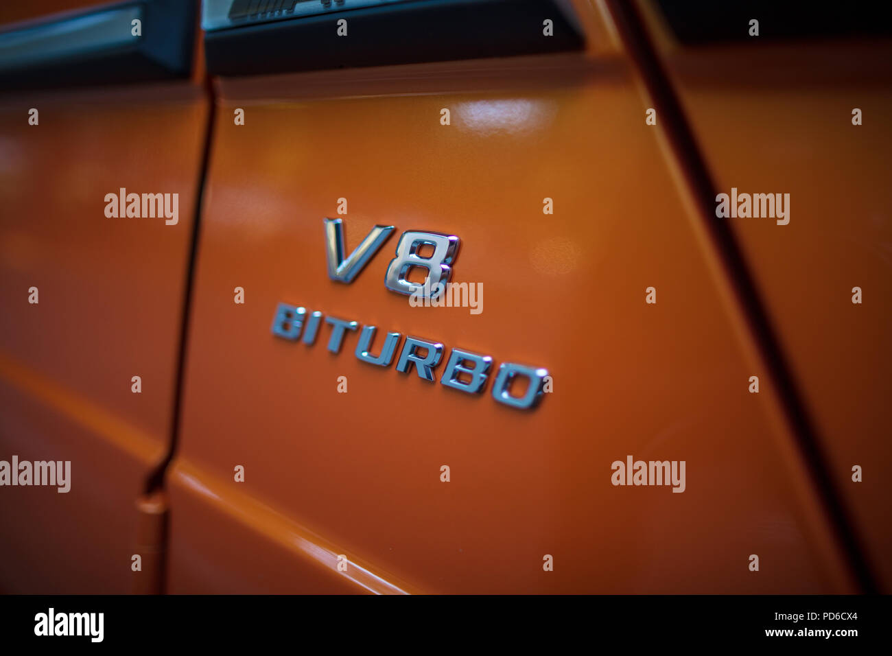 V8 bi turbo logo -Fotos und -Bildmaterial in hoher Auflösung – Alamy