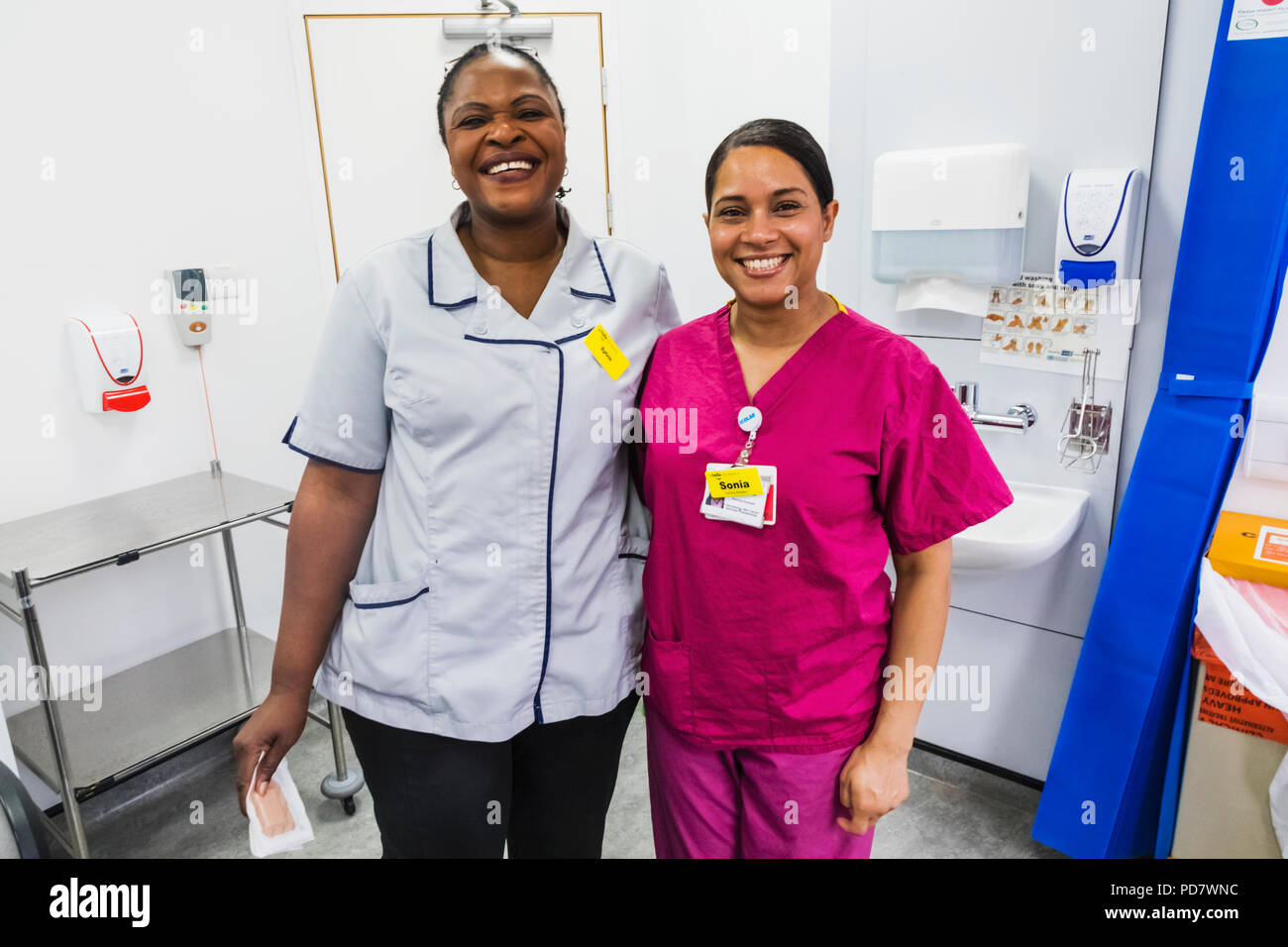 Nhs uniform -Fotos und -Bildmaterial in hoher Auflösung – Alamy
