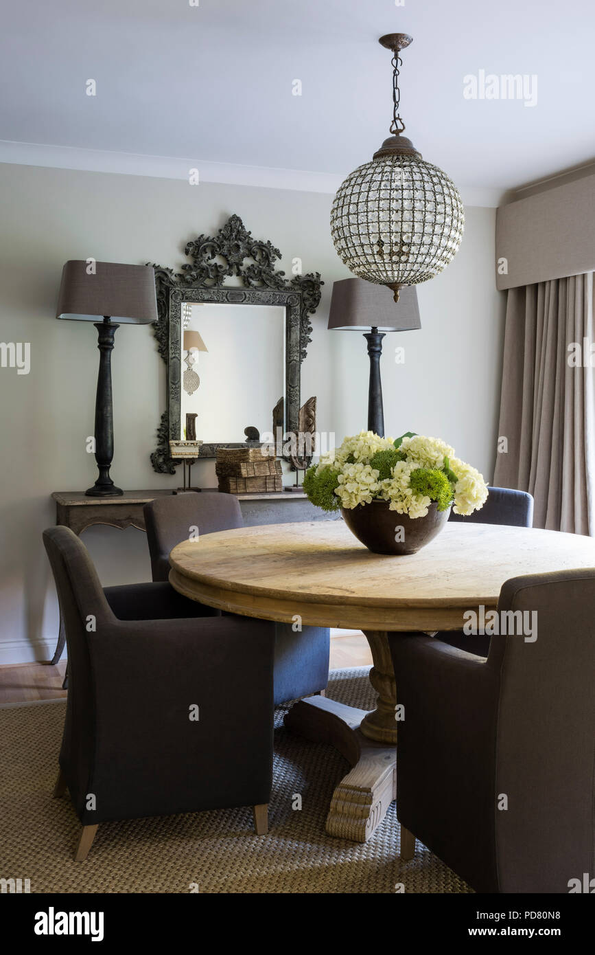 Runder runder tisch -Fotos und -Bildmaterial in hoher Auflösung – Alamy