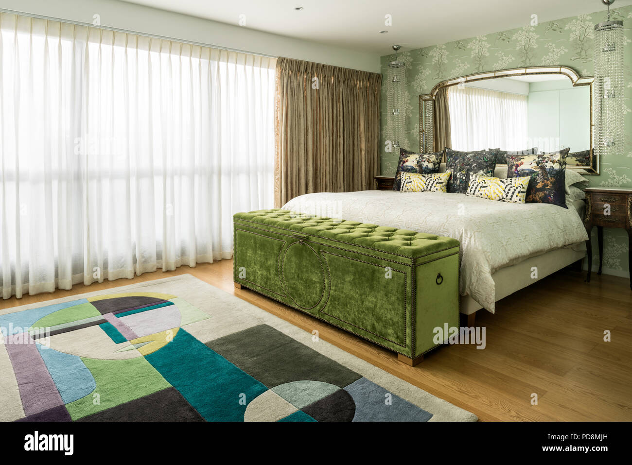Lime Green blanket Box am FuBe des Bett im Zimmer mit Gardinen Stockfotografie Alamy