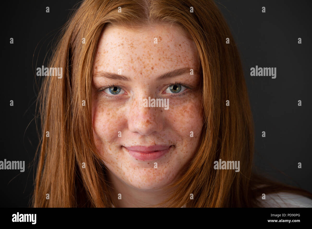 Frau jung rote haare sommersprossen -Fotos und -Bildmaterial in hoher Auflösung – Alamy