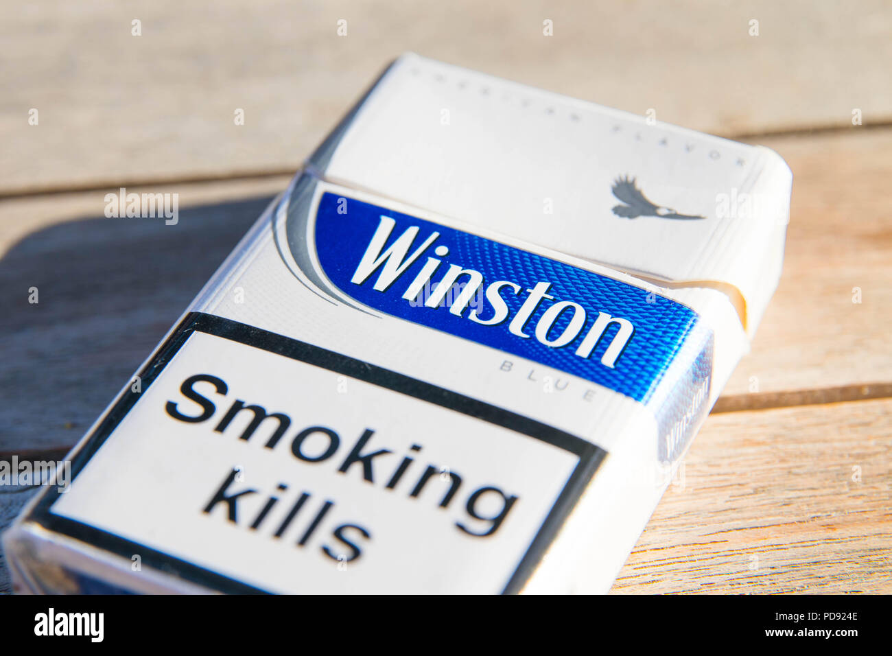 Safe pack Zigarette tobaco Winston blue Stockfotografie - Alamy