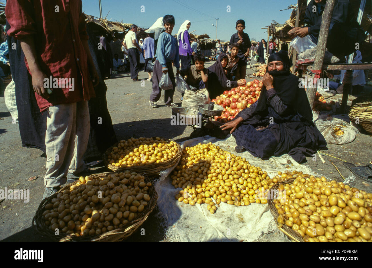 Iraq fruit market in baghdad -Fotos und -Bildmaterial in hoher ...
