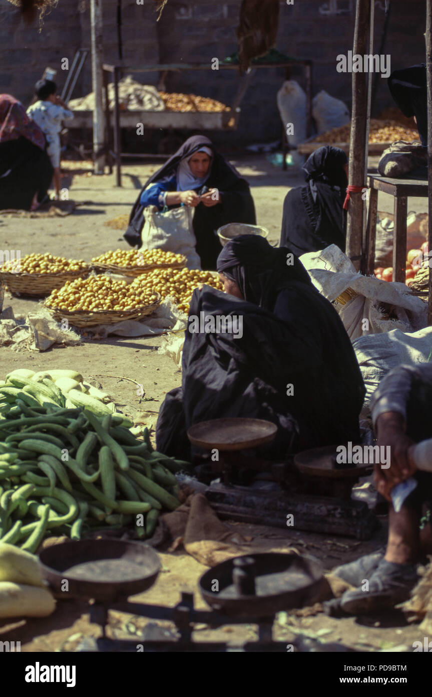 Iraq fruit market in baghdad -Fotos und -Bildmaterial in hoher ...