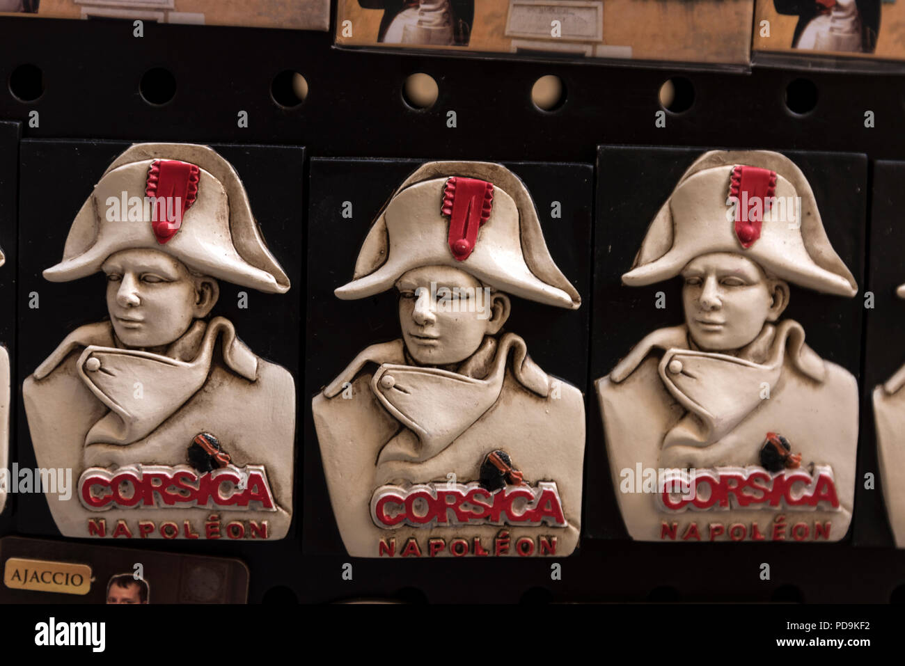 Zu verkaufen sind touristische Souvenirs von Napoleon Bonaparte in der ...