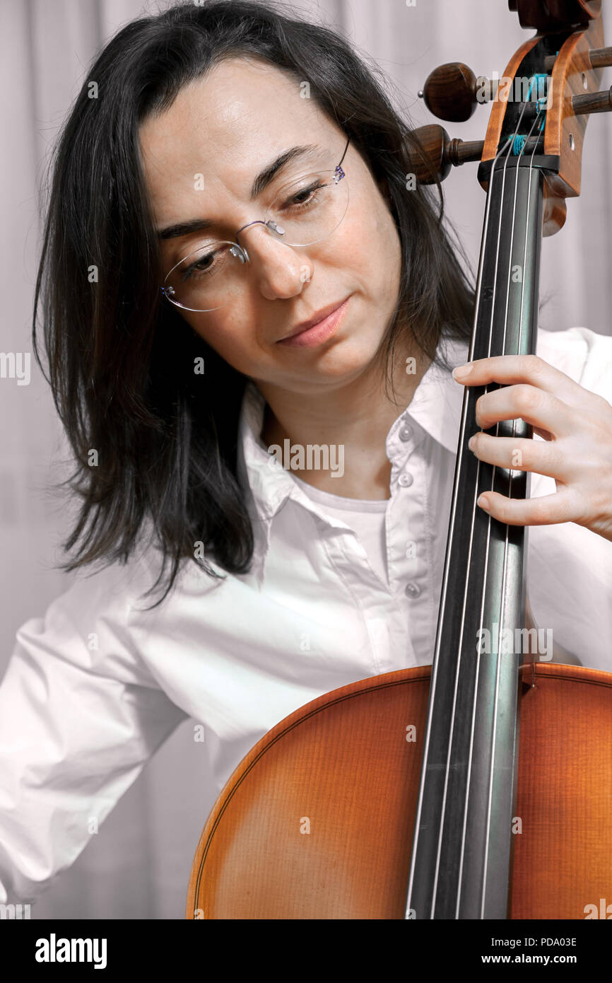 Cellospieler schwarzer hintergrund -Fotos und -Bildmaterial in hoher ...