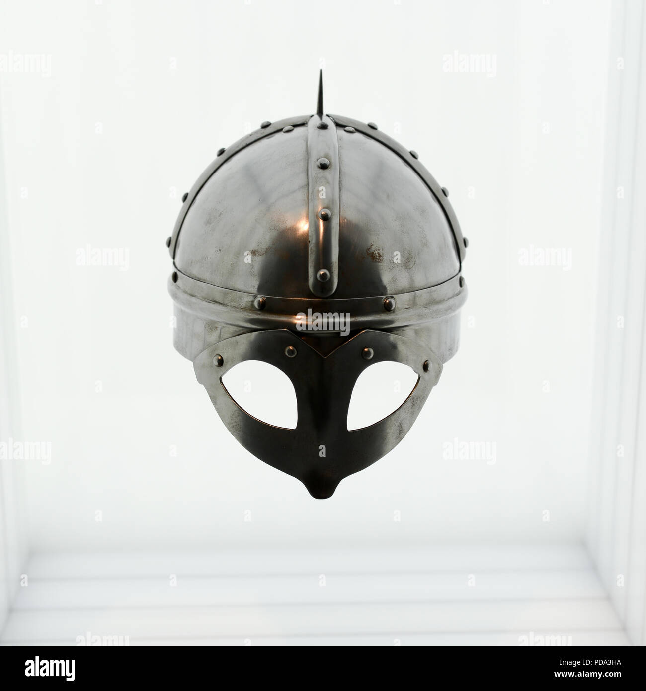 Wikinger Helm auf weißem Hintergrund Stockfotografie - Alamy