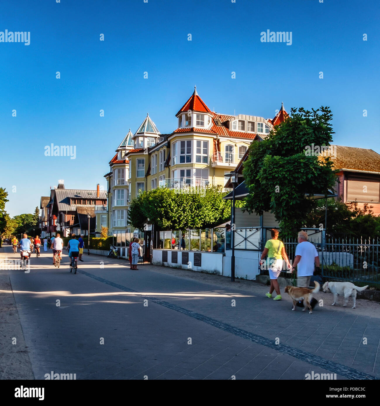 Strandpromenade von Bansin und Ferienhäusern. Menschen zu Fuß an der ...