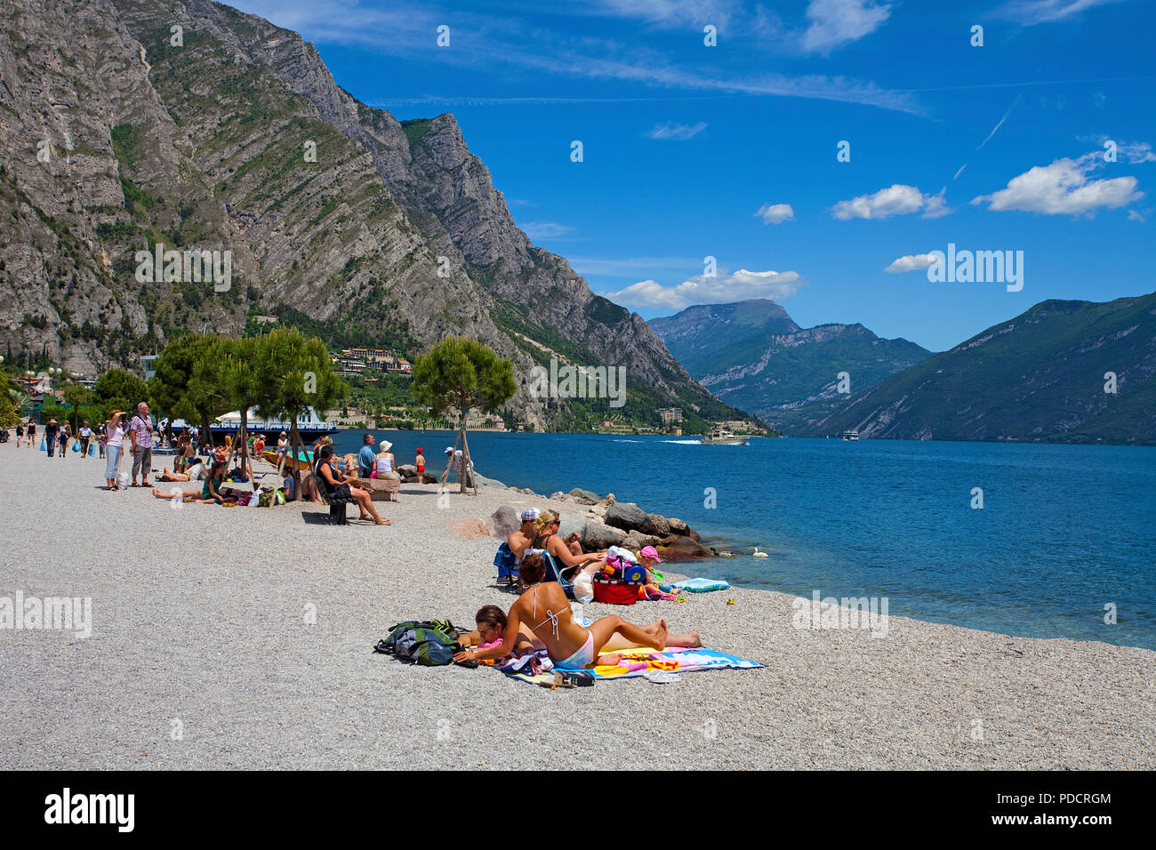 Die Leute am Strand von Limone, Limone sul Garda, Gardasee, Lombardei ...
