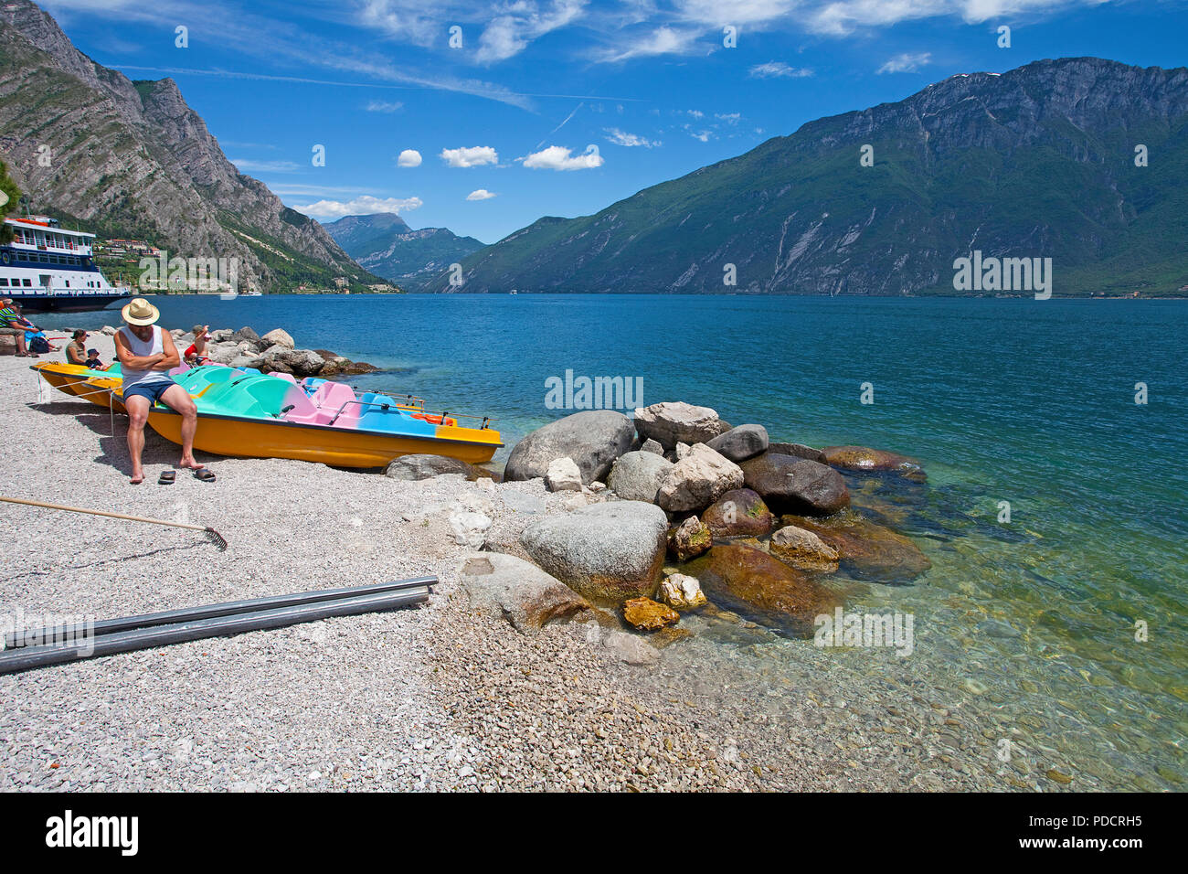 Die Leute am Strand von Limone, Limone sul Garda, Gardasee, Lombardei ...