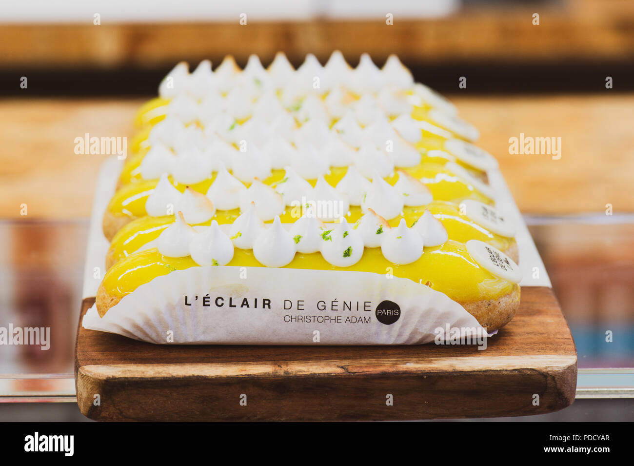 Die bunten eclairs im L'Eclair de Genie in Paris, Frankreich ...